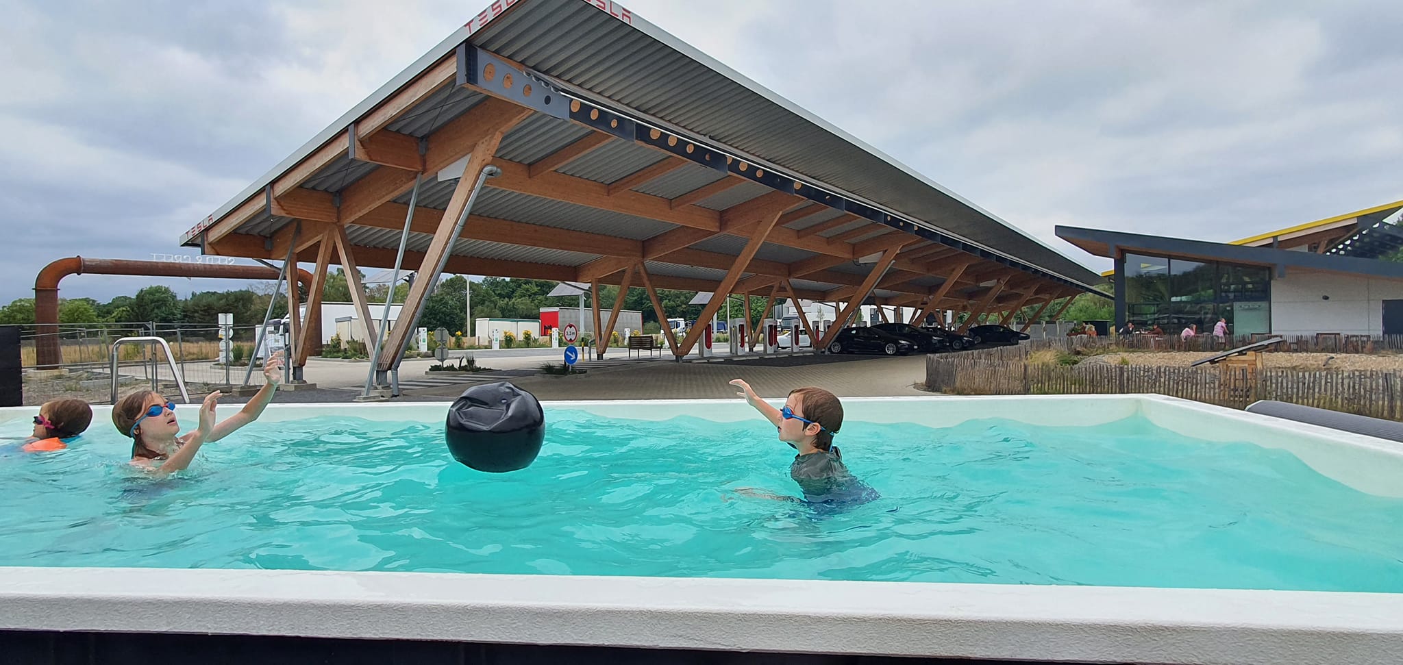 Возьмите плавки и бикини: Зарядная станция для электромобилей с ...